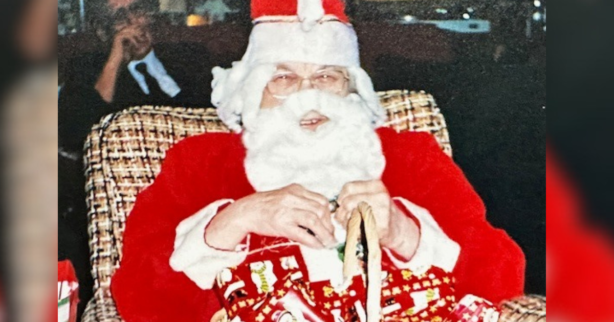 The Christmas my 100-year-old mother played Santa one last time ...